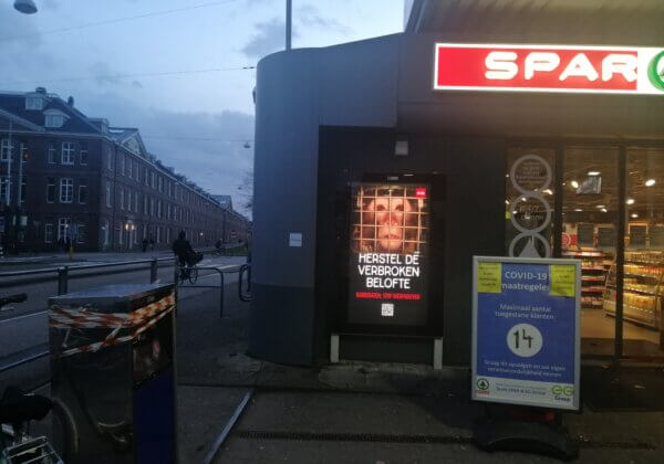 PETA-advertenties dringen er bij Nederlandse politici op aan een einde ...