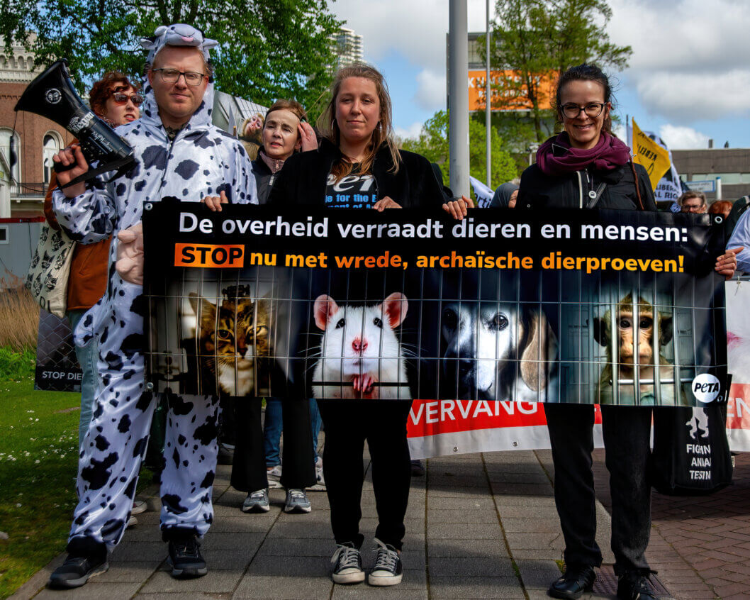 PETA neemt deel aan mars ter ere van Wereldproefdierendag - PETA Nederland